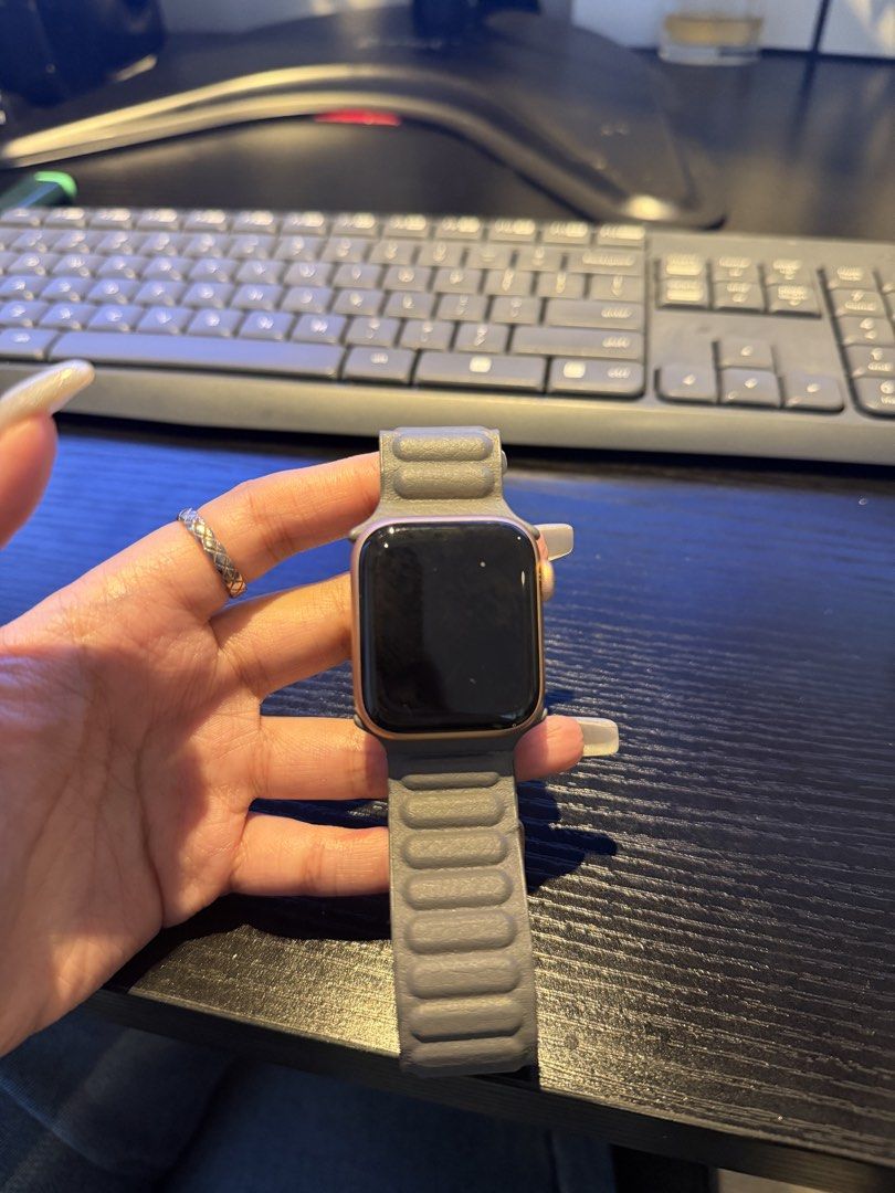 Apple Watch SE 40mm Aluminium & Ceramic Case, 手提電話, 智能穿戴裝置及智能手錶 - Carousell