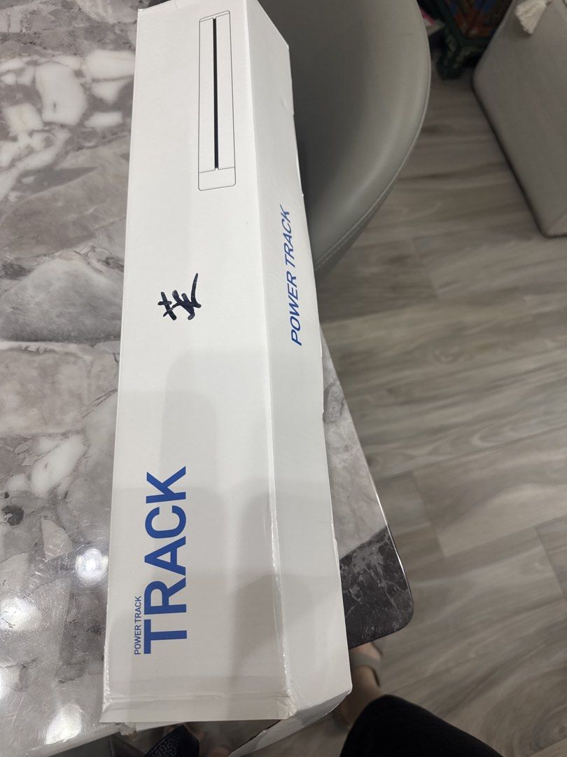 Power Track System with UK Plugs and USB Ports, 家庭電器, 轉插器及插頭 - Carousell