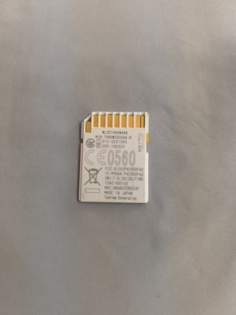 Toshiba FlashAir 32GB Wireless LAN SD Card (Transfer data wirelessly ...