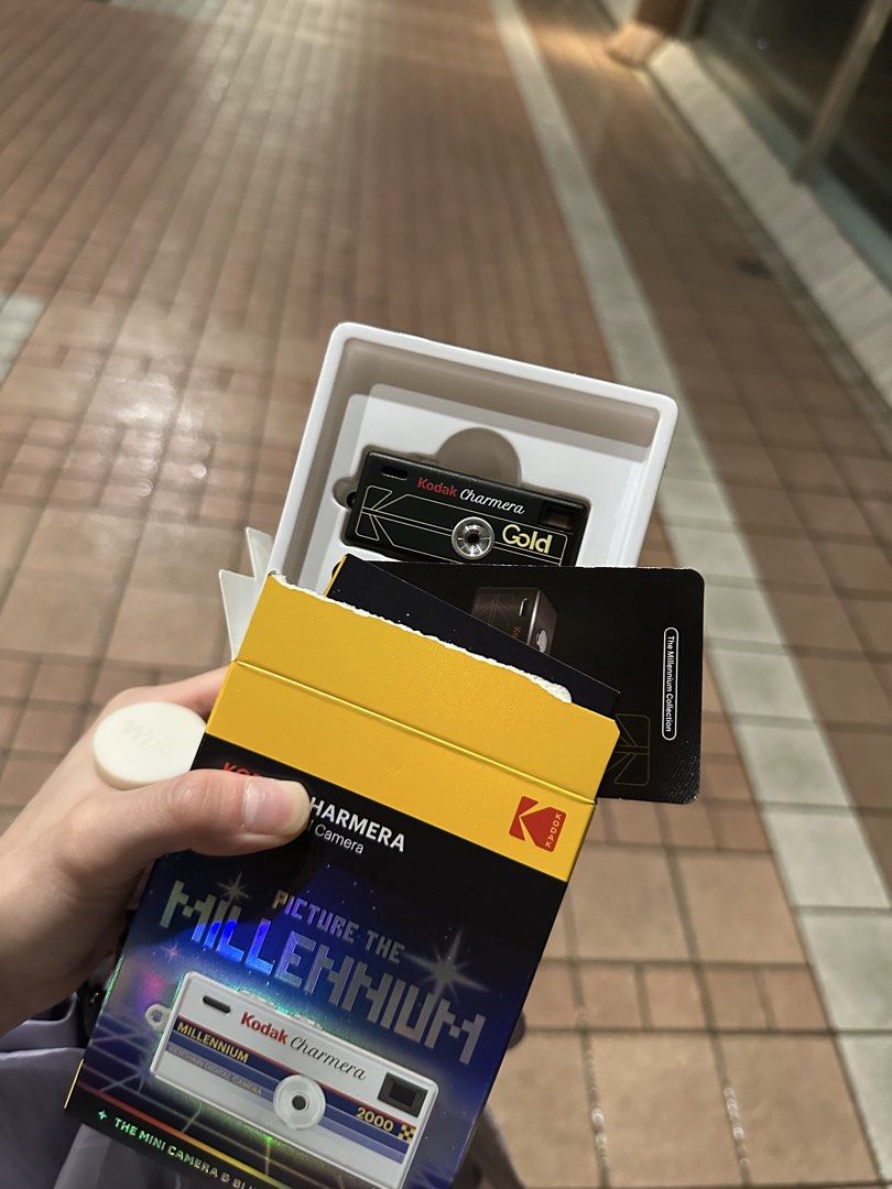 (黑色換粉紅色) Kodak 盲盒 Charmera Millennium Edition 千禧版迷你相機鎖匙扣, 手提電話, 電話及其他裝置 ...