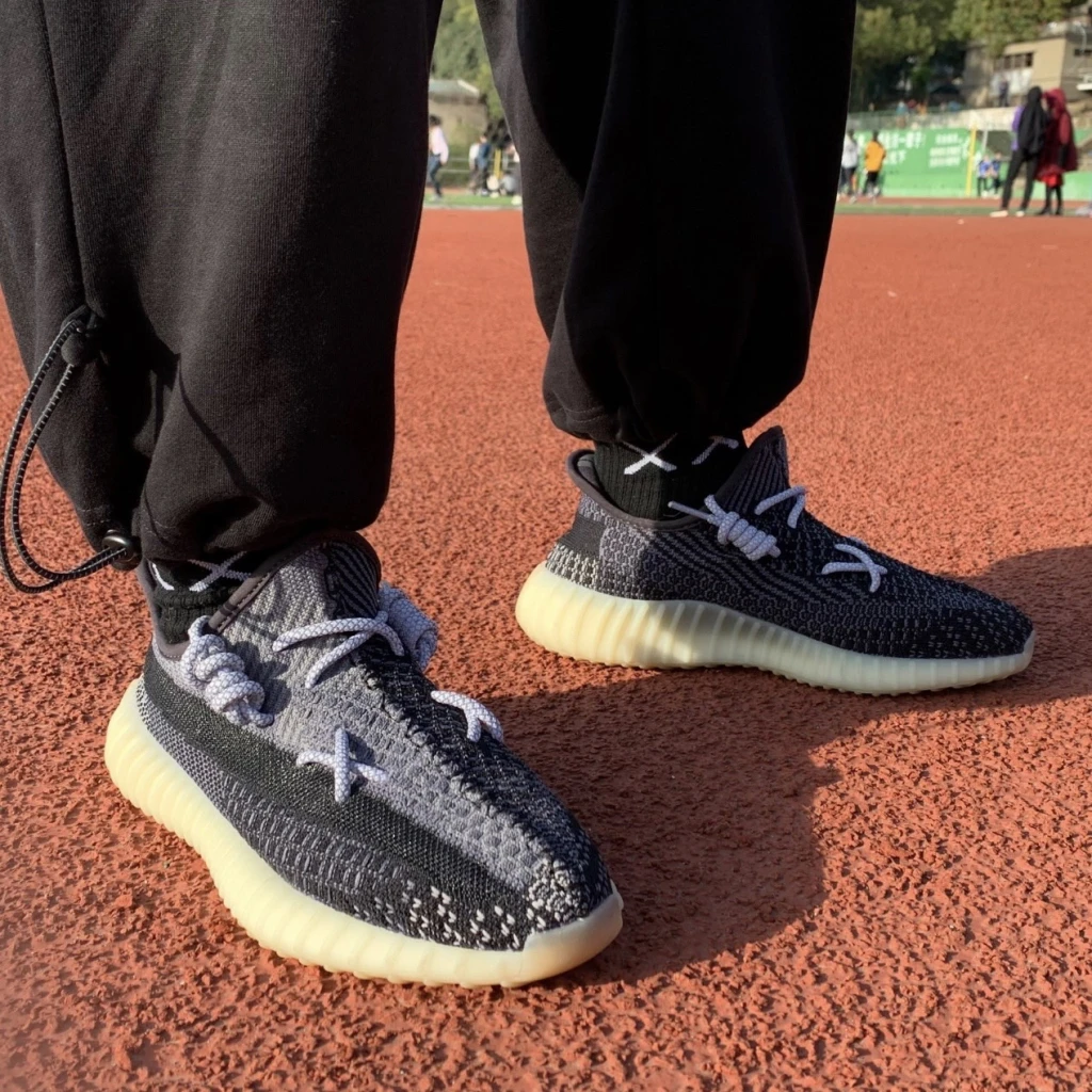 全新 ADIDAS YEEZY BOOST 350 V2 芝麻黑 (FZ5000), 女裝, 鞋, 波鞋 - Carousell