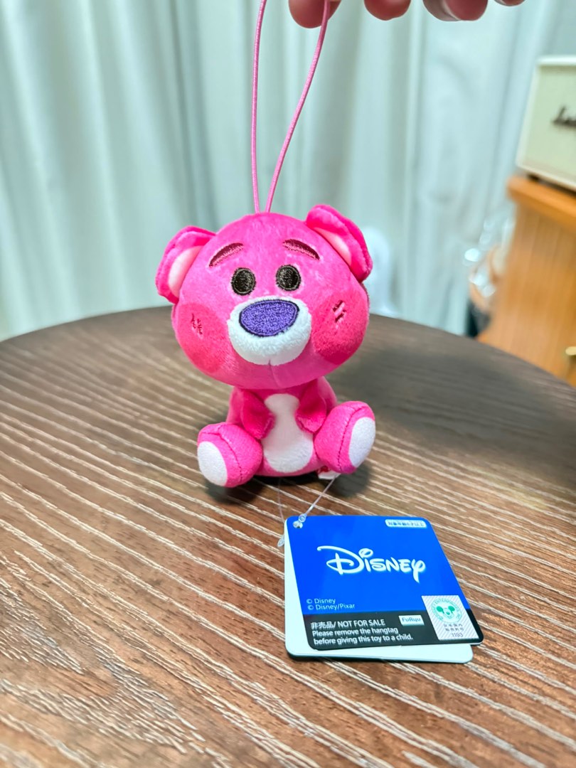 《玩具總動員》中的勞蘇 (Lotso)細公仔小吊飾, 興趣及遊戲, 玩具 & 遊戲類 - Carousell