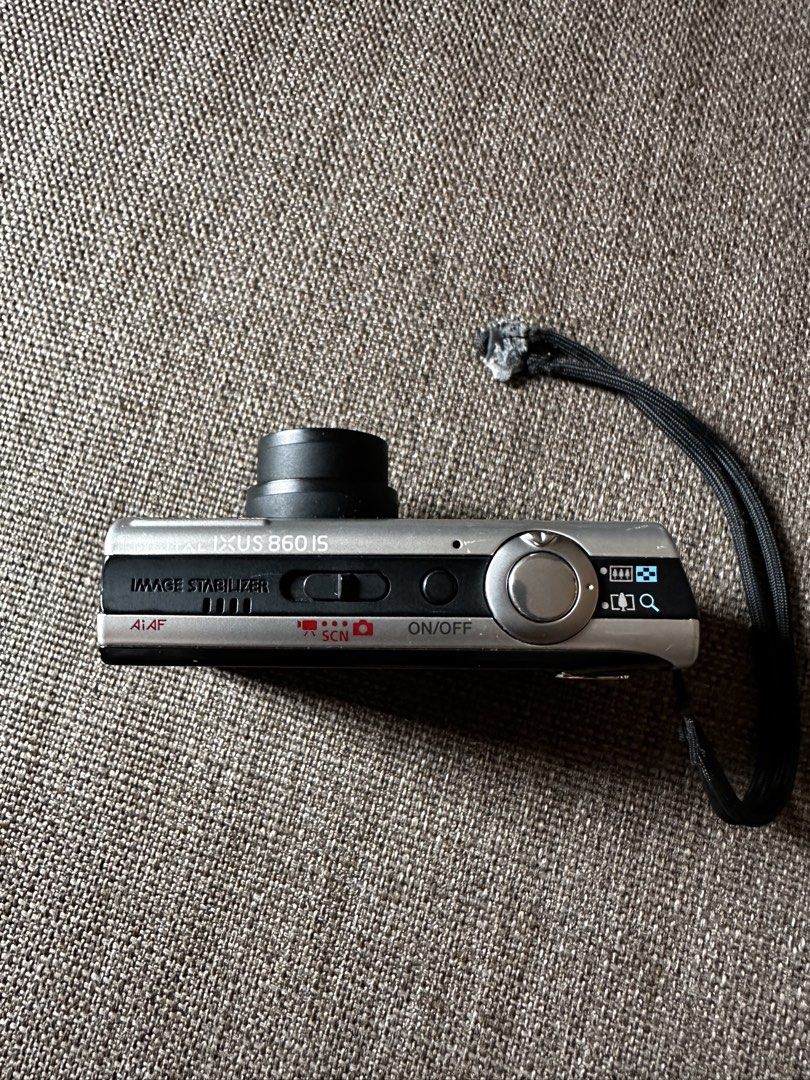 Canon Digital IXUS 860 IS Camera ( can turn on but need to fix ...