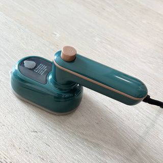 Portable Mini Iron with Base and Snoopy Tissue Pack, 家庭電器, 熨斗及掛熨機 ...