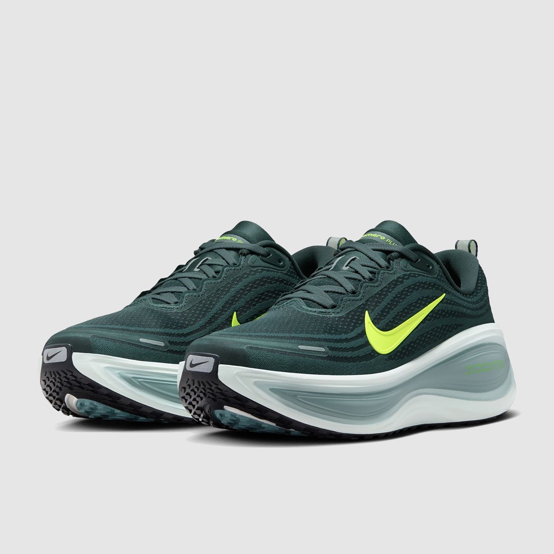 Nike Vomero Plus, Men's Fashion, Footwear, Sneakers on Carousell