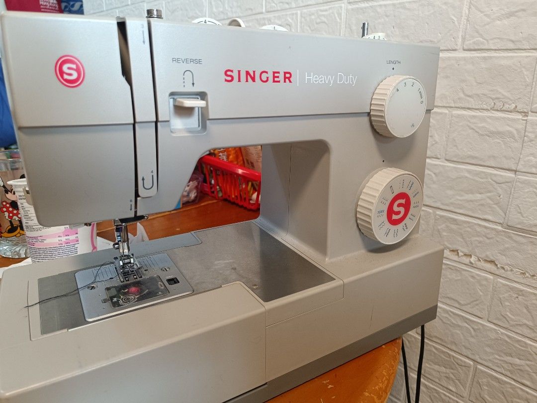 SINGER Heavy Duty Sewing Machine, 家庭電器, 其他家庭電器 - Carousell