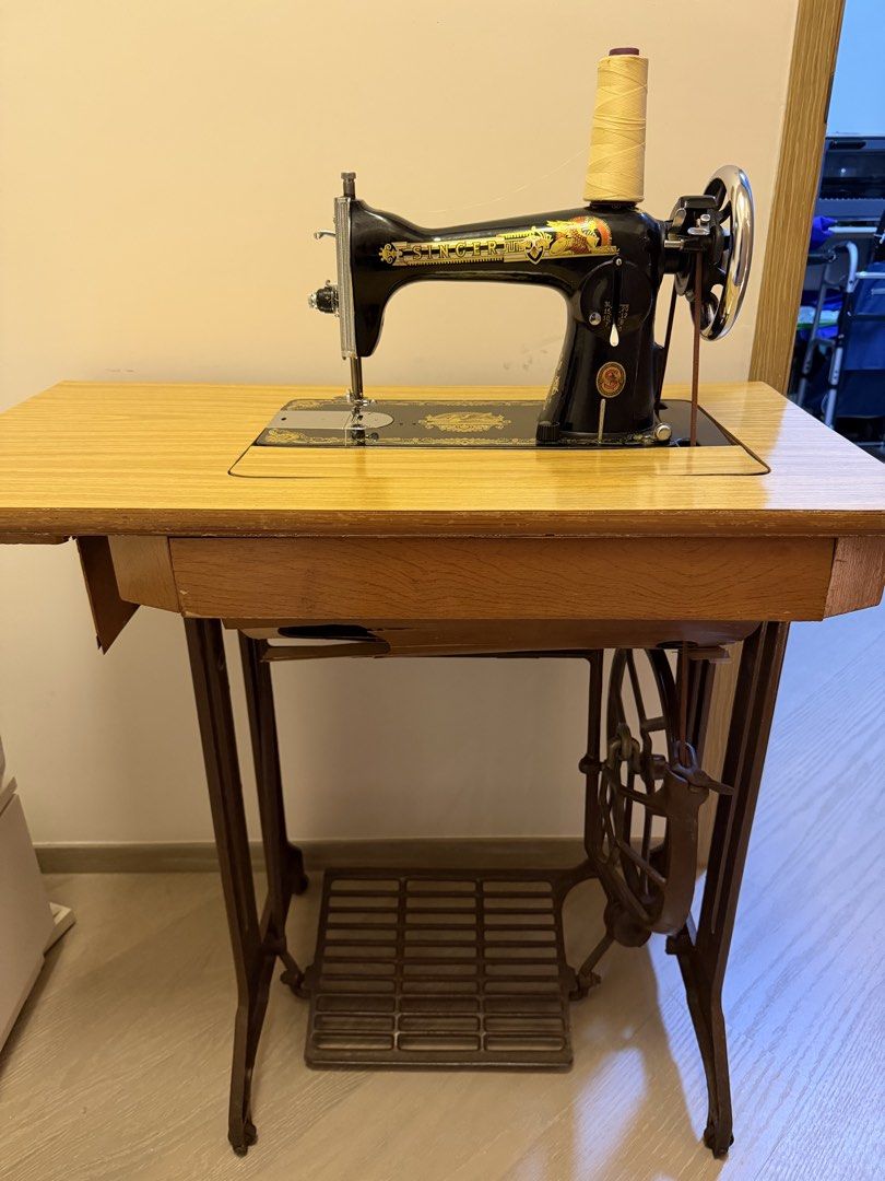 Vintage Singer Sewing Machine with Table, 家庭電器, 其他家庭電器 - Carousell