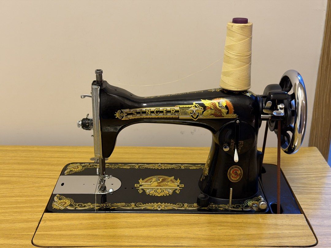 Vintage Singer Sewing Machine with Table, 家庭電器, 其他家庭電器 - Carousell