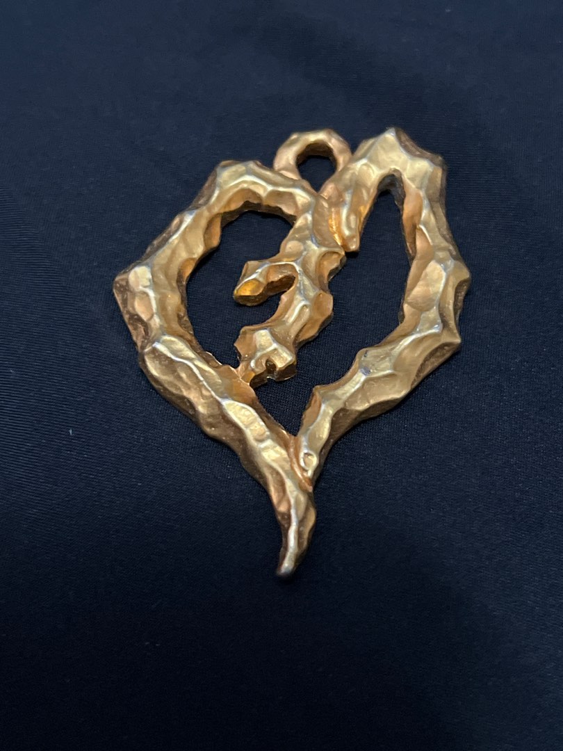 中古復古vintage JLS金屬心形吊墜, 女裝, 飾物及配件, 吊飾 - Carousell