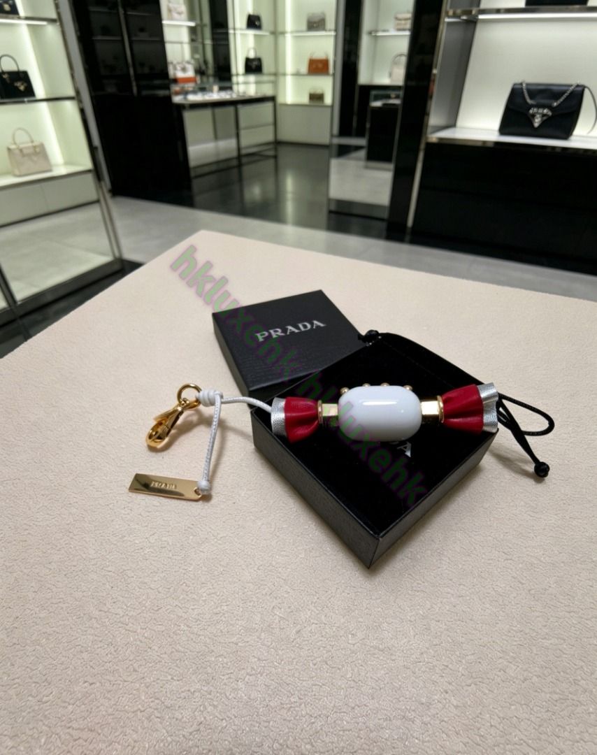 全新 Full set hkluxehk 🎁Prada bag charm, 女裝, 手錶及配件, 其他飾物 - Carousell