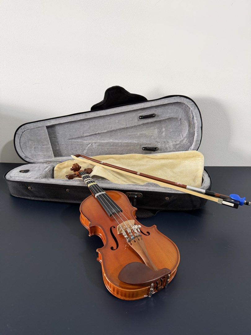 1/8 Violin with Case and Bow, Hobbies & Toys, Musical Instruments on ...
