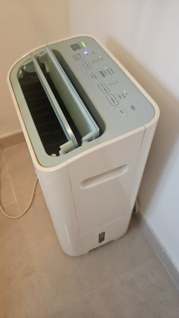White Portable Dehumidifier, 家庭電器, 空氣清新機及抽濕機 - Carousell
