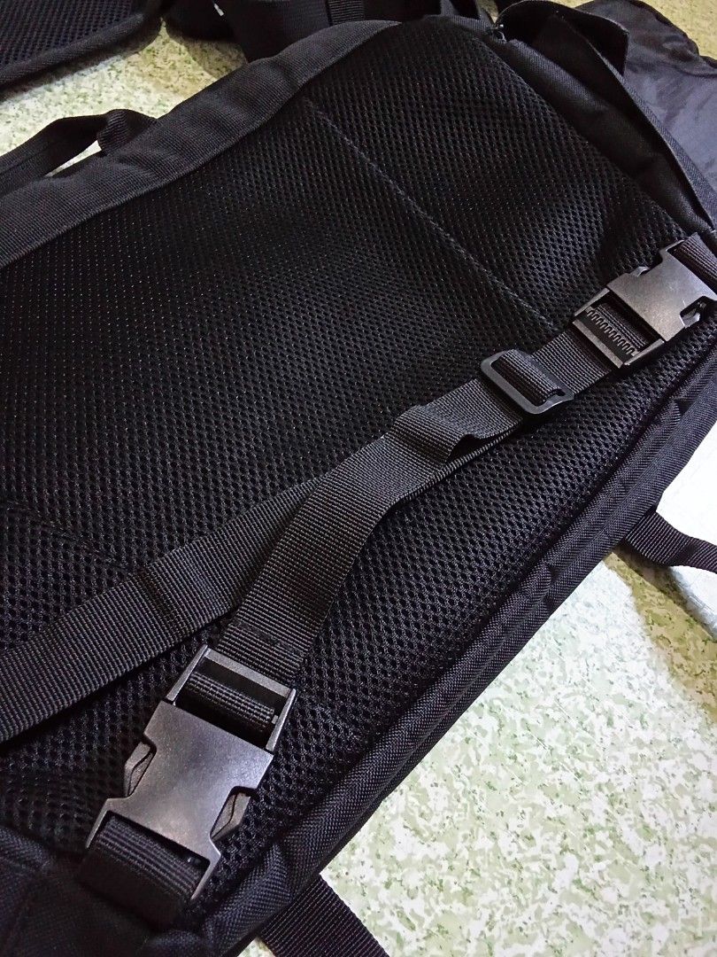 Dickies Black Messenger Bag, Men's Fashion, Bags, Sling Bags on Carousell