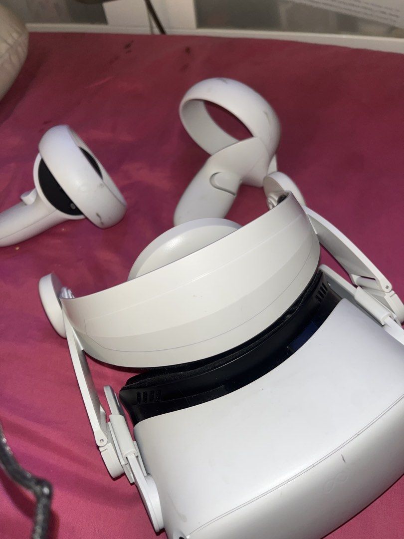 Meta Quest 2 VR Headset with Controllers, Video Gaming, Gaming ...