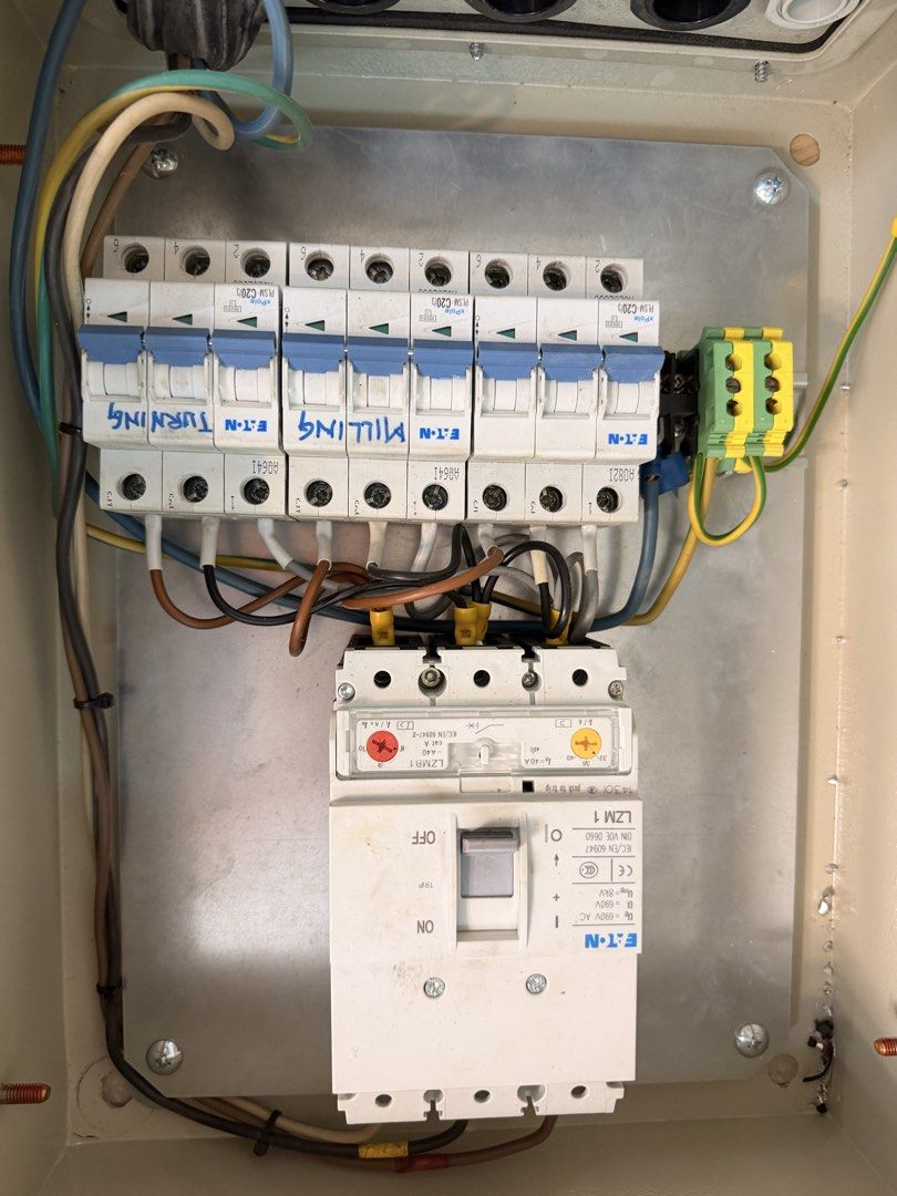 Eaton Distribution Box with Circuit Breakers and Cable, TV & Home ...