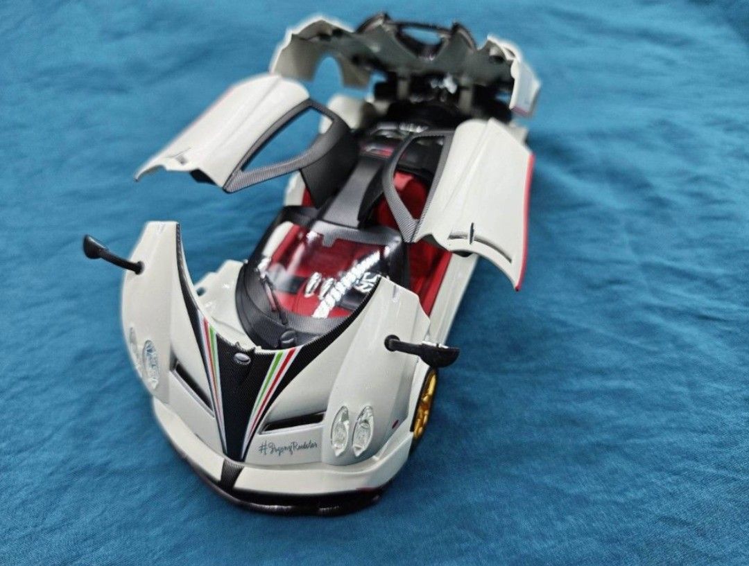 Pagani Huayra Model Car with Display CasePagani Huayra Diecast Model ...