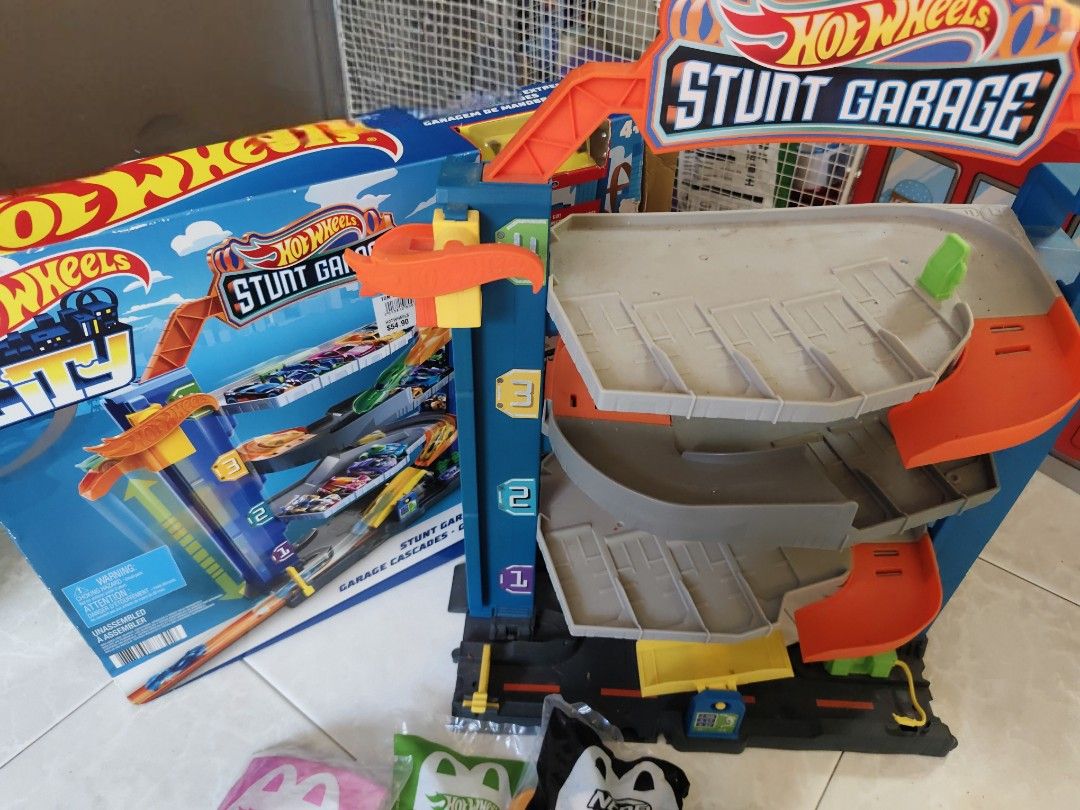Hot Wheels Stunt Garage Playset With Cars And Happy Meal Toys Toys 5933